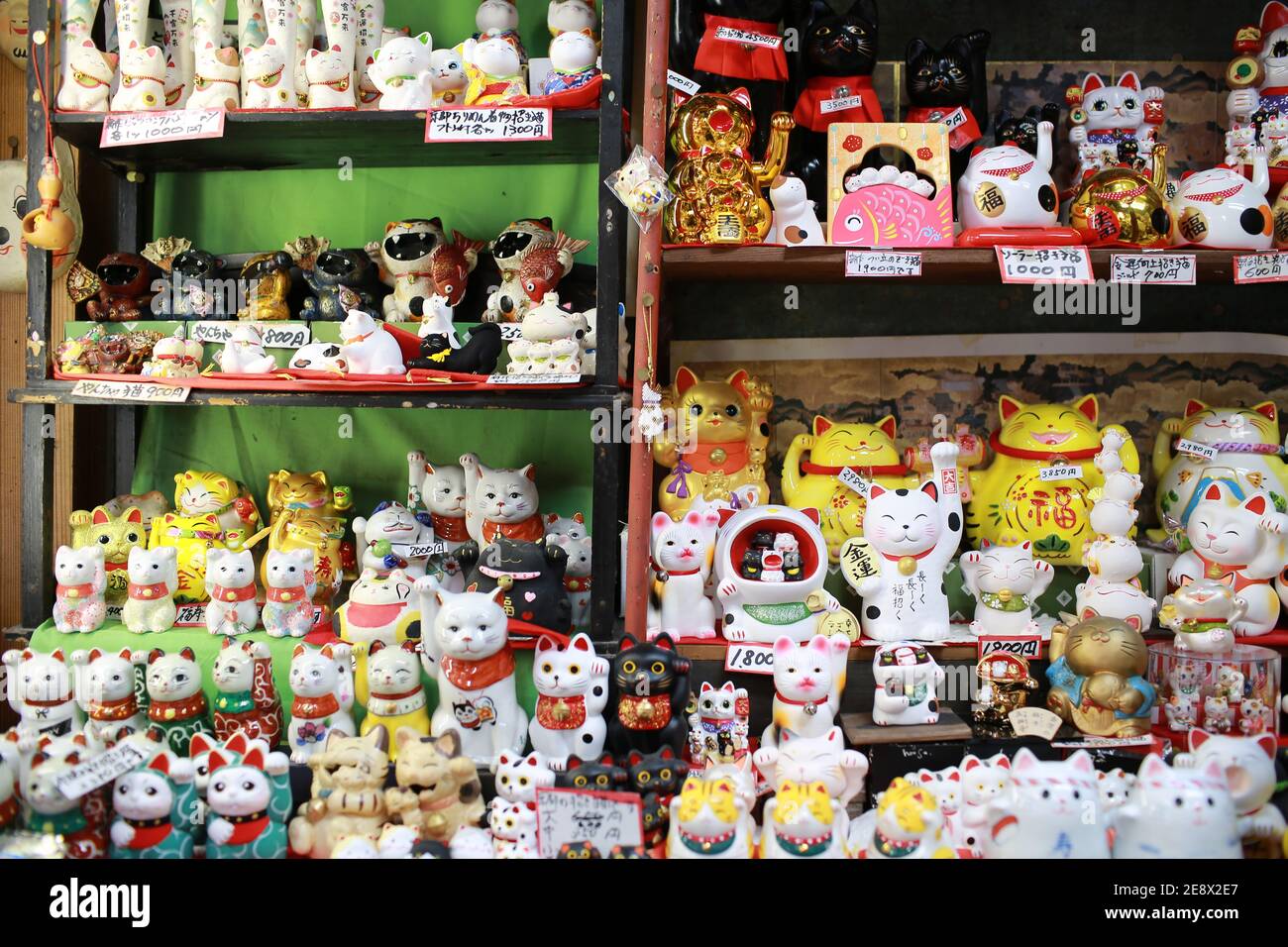 Maneki neko cat in kyoto Stock Photo - Alamy