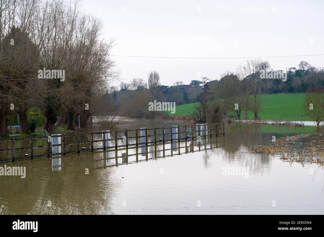 Shiplake lock hi-res stock photography and images - Alamy