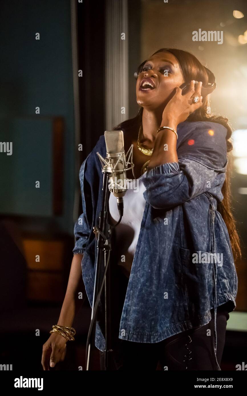 Nigerian singer hi-res stock photography and images - Alamy