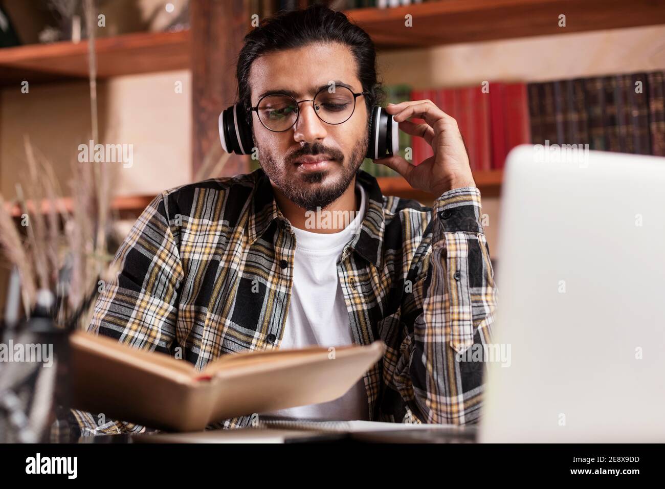 Indian library hi-res stock photography and images - Alamy