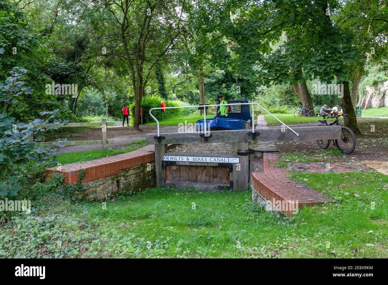 A walk through the Jubilee Queen canal boat memorial in part of Calne ...