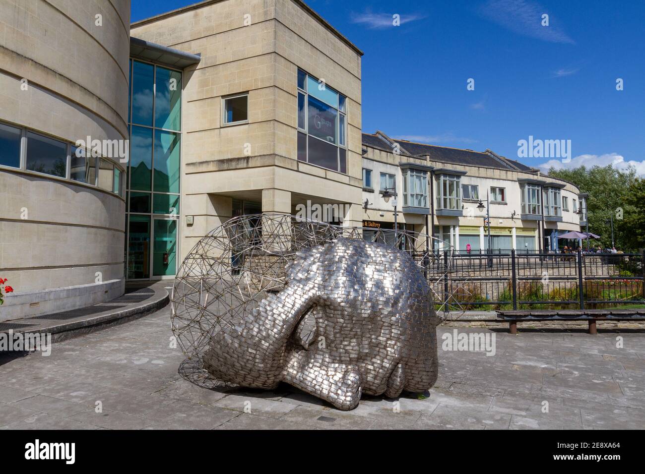 'The Head' sculpture by Rick Kirby (unveiled by Queen Elizabeth II in ...