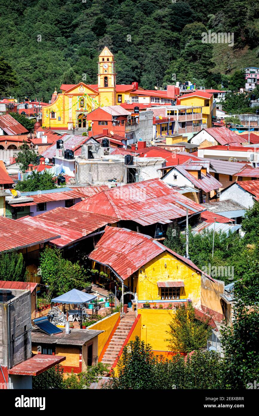 Mountain village of Pinal de Amoles in the Sierra Gorda mountains of ...
