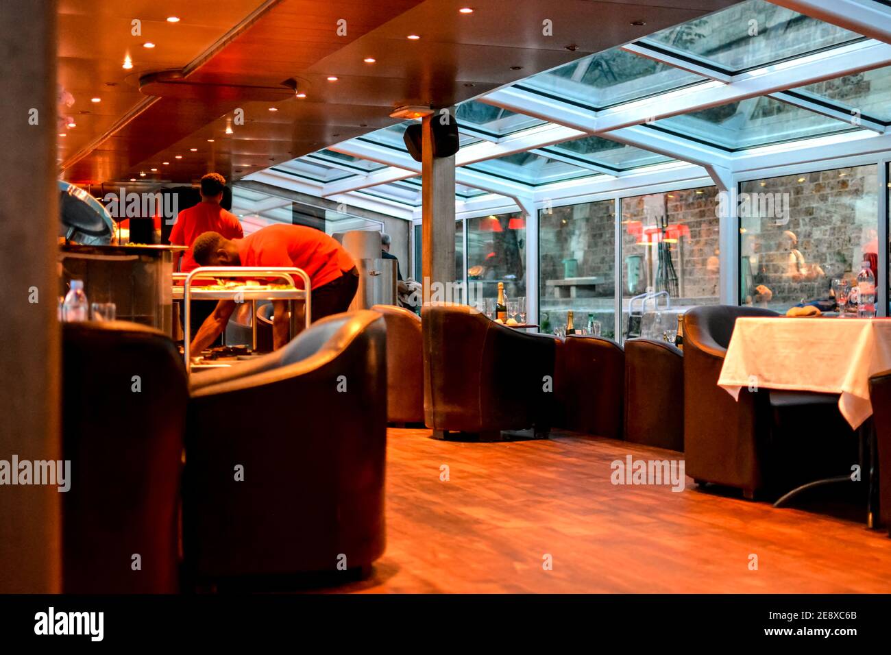 Restaurant busboy hi-res stock photography and images - Alamy