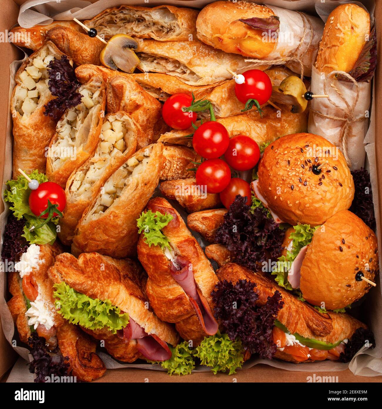 Delivery of food in a box, delicious and fresh food. Convenient boxing ...