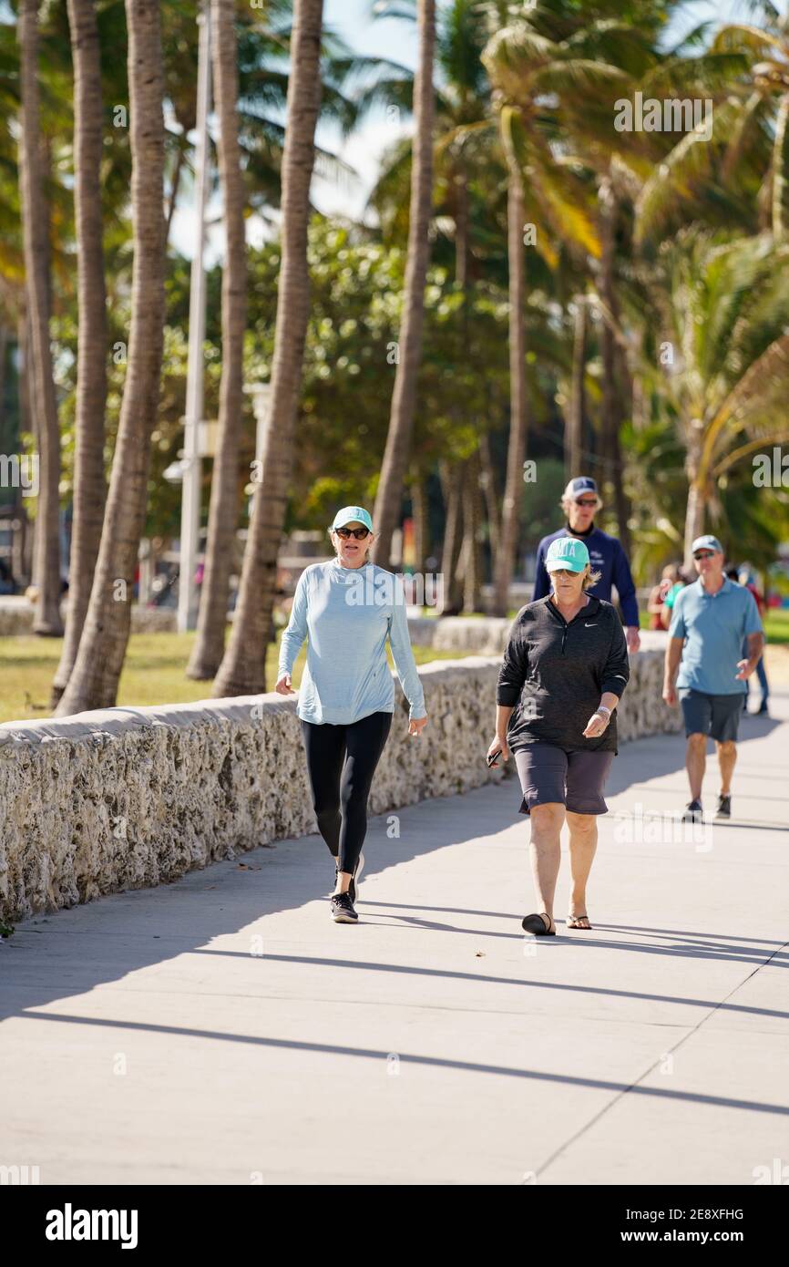 People walking on pathway beach hi-res stock photography and images - Alamy