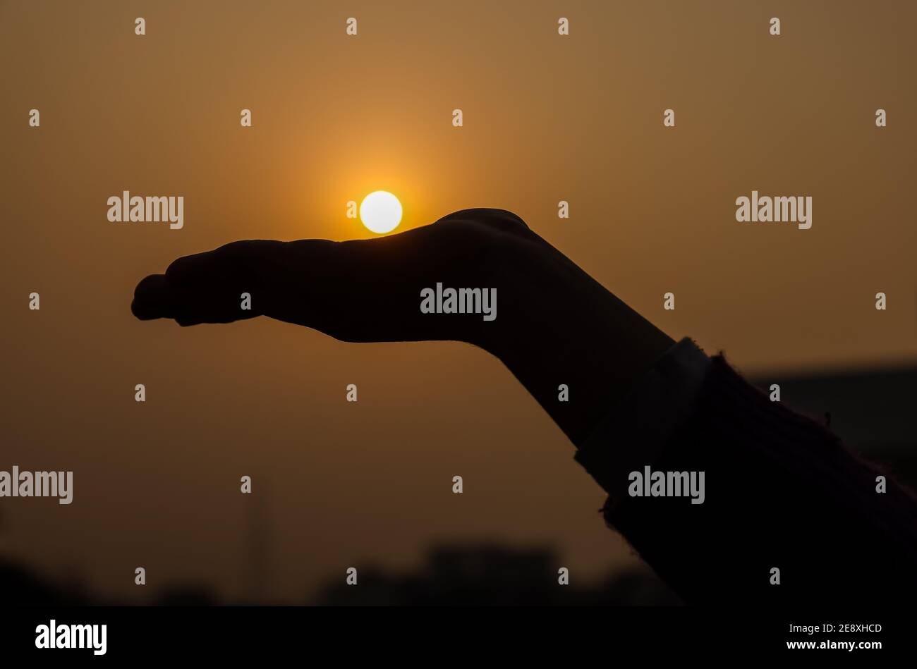 Hands capturing sun hi-res stock photography and images - Alamy