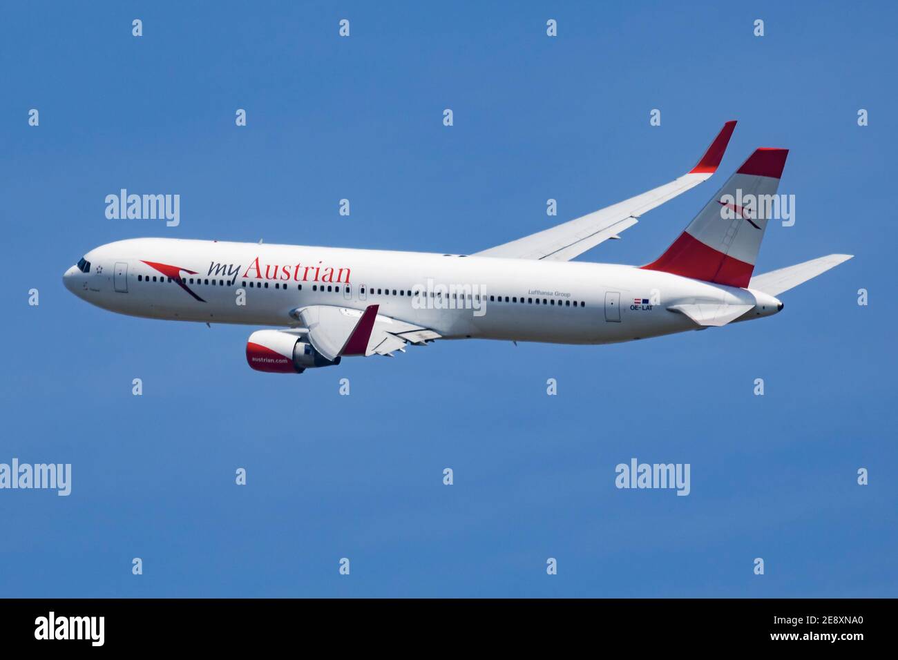 Austrian Airlines Boeing 767-300 OE-LAT passenger plane deaprture and ...