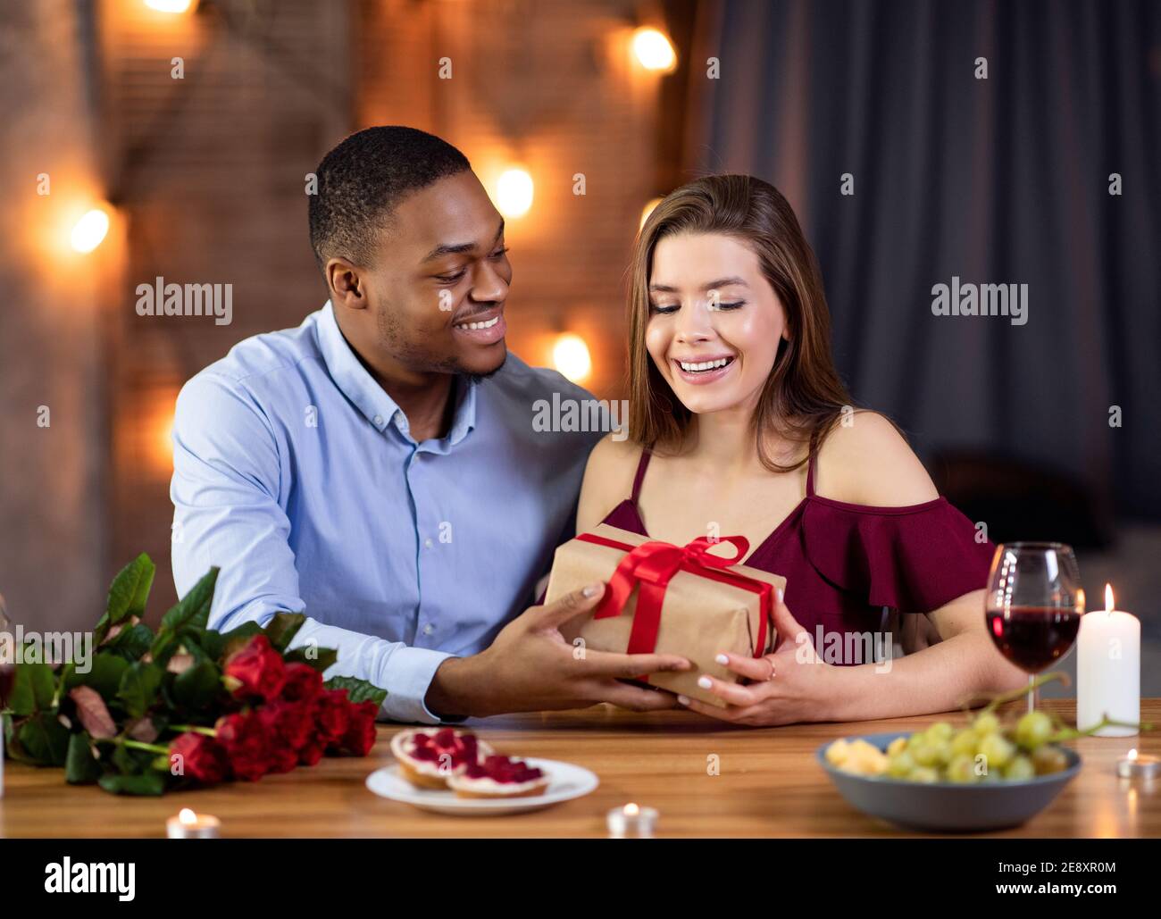 Couple dining in restaurant hi-res stock photography and images - Alamy