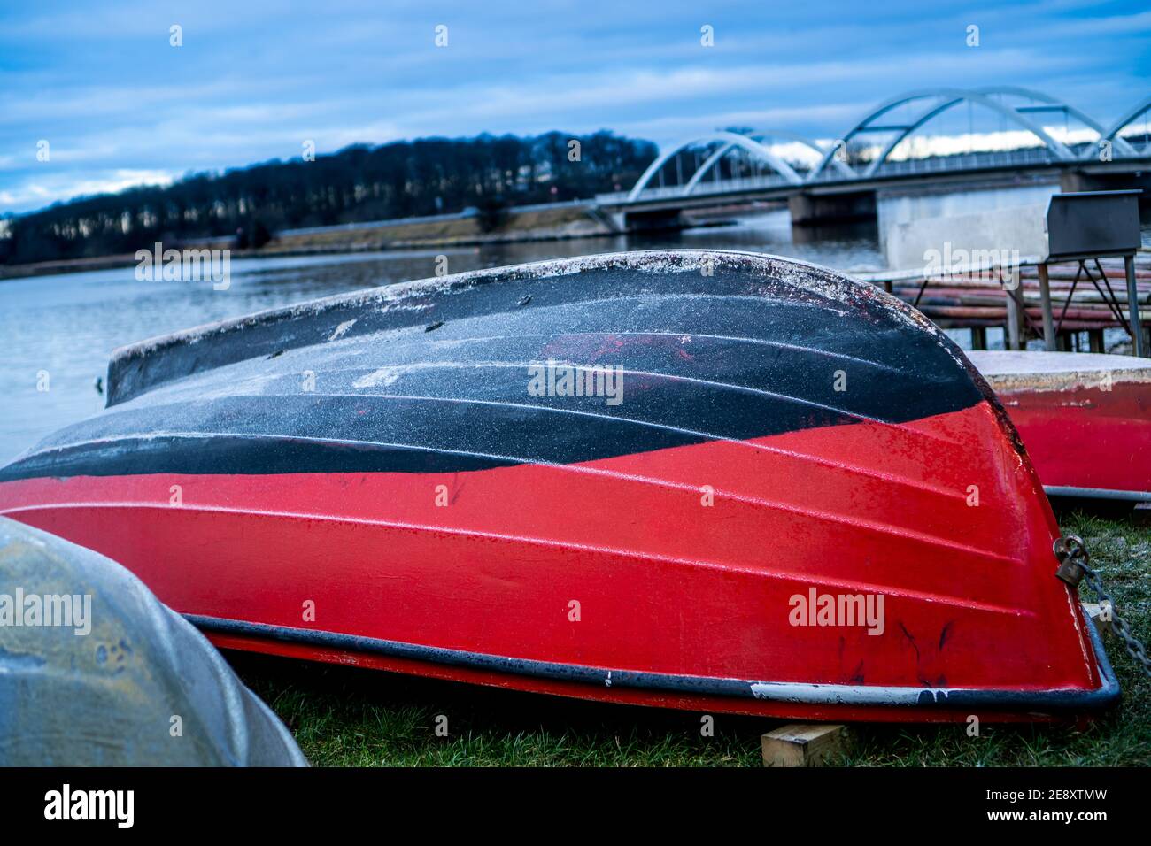 Red metal beams hi-res stock photography and images - Alamy