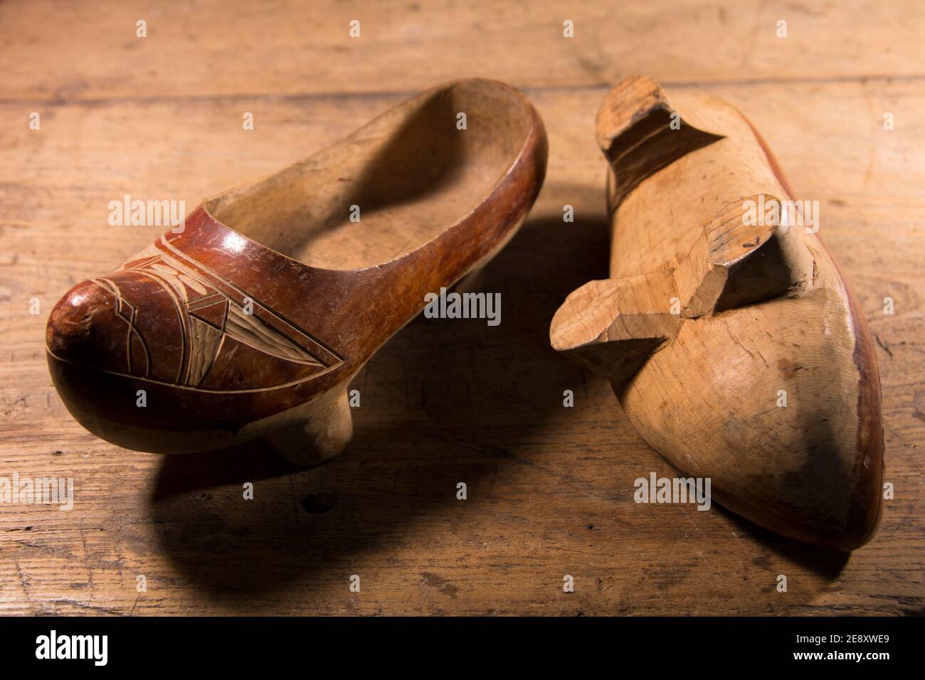 Antiguos zuecos de madera / Old wooden clogs Stock Photo - Alamy