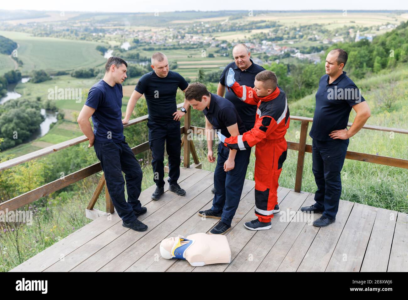 The man shows the provision of first aid in the educational process ...