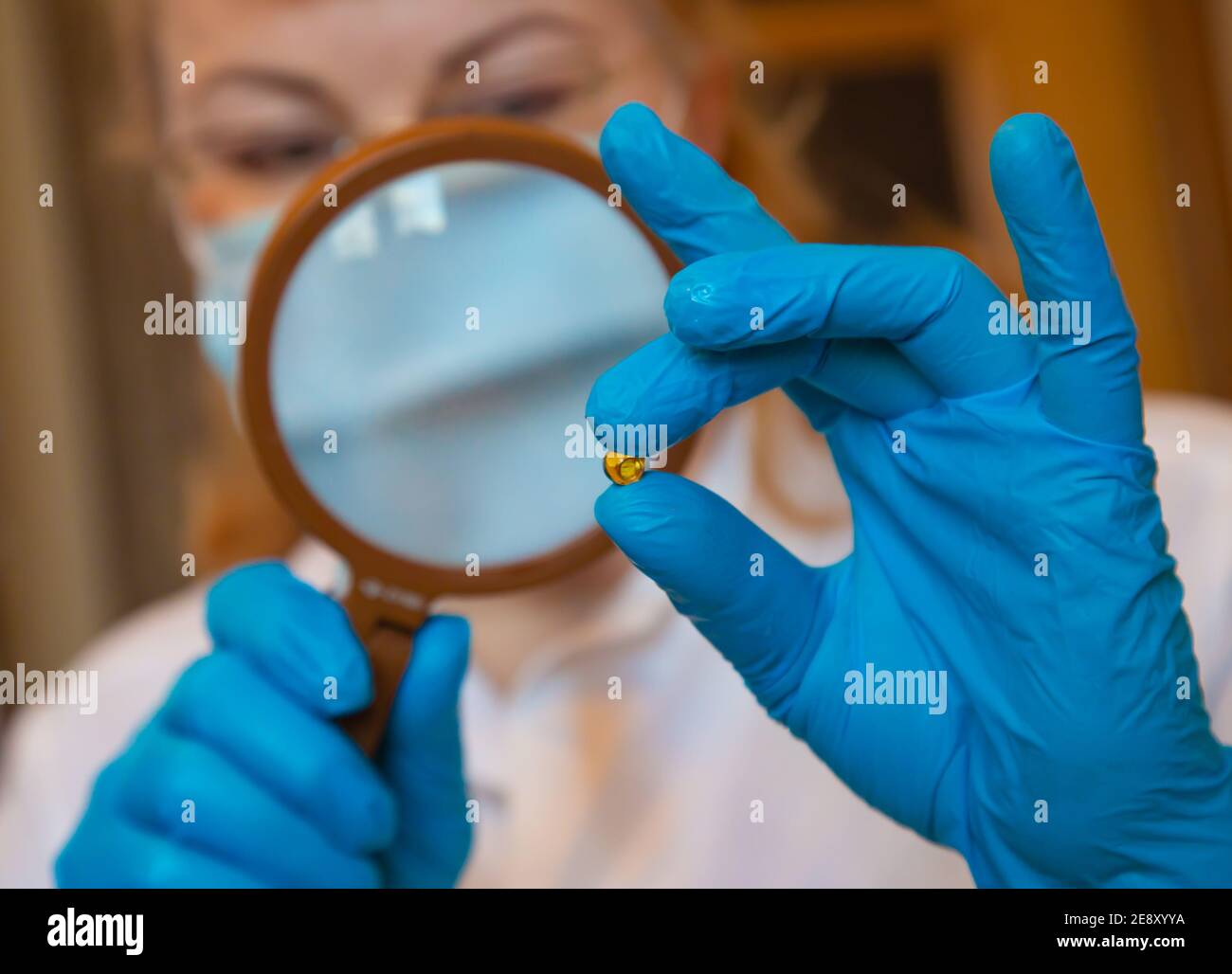 Magnifying glass dirty hand hi-res stock photography and images - Alamy
