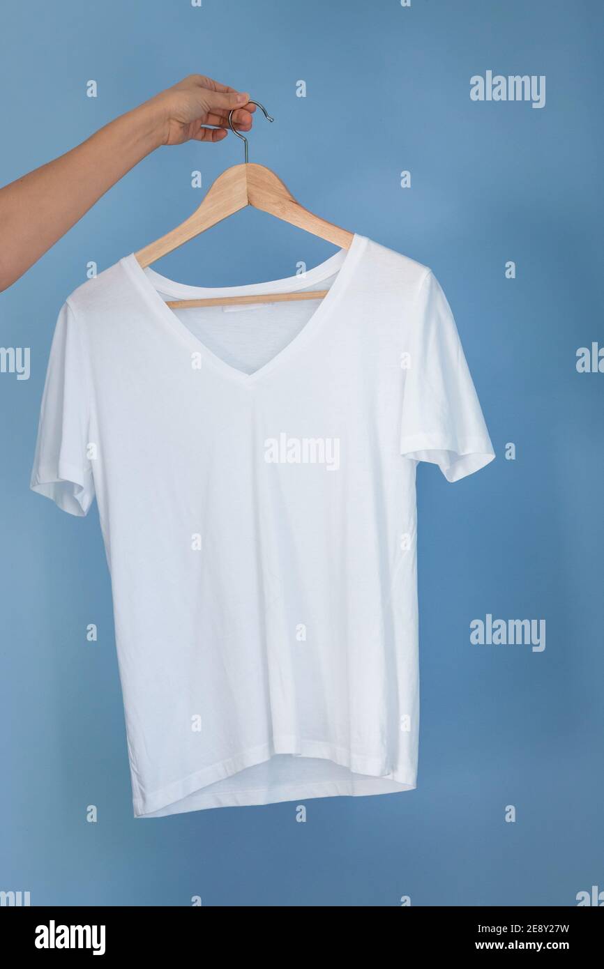 hand holding a white empty cloth on a shoulder, blue background Stock ...