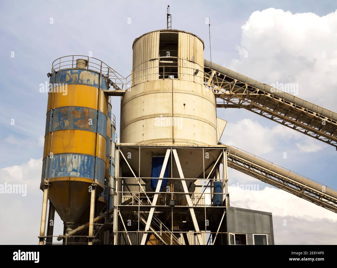 Concrete mixing tower outside Stock Photo - Alamy