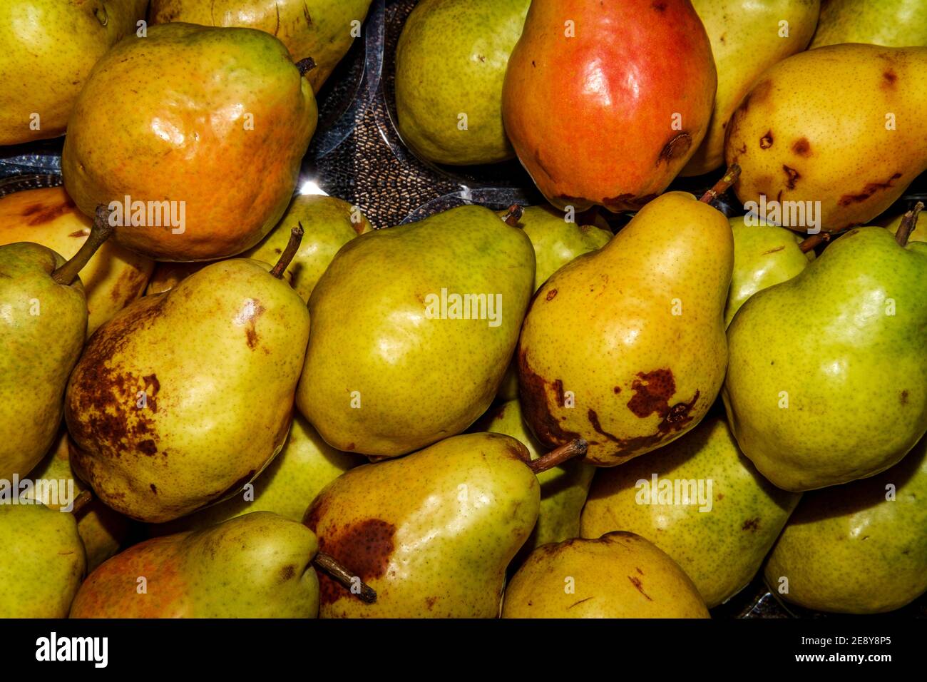 Pile of bruised pears for sale at local farmers market Stock Photo - Alamy