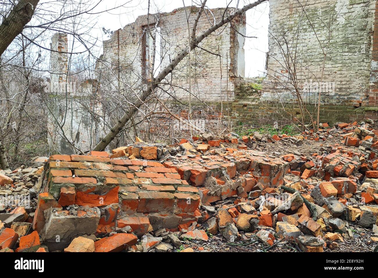 Abandoned destroyed old brick house on a countryside Stock Photo - Alamy