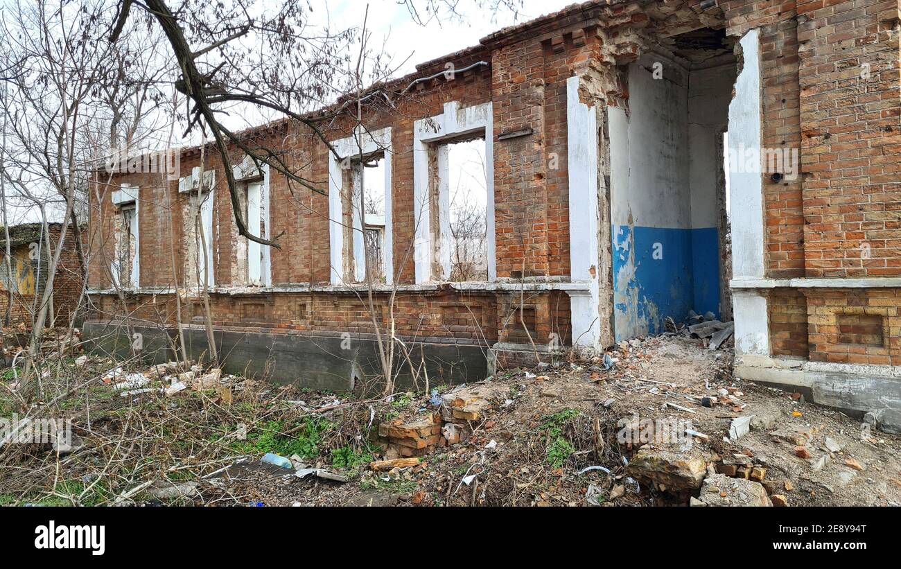 Abandoned destroyed old brick house in a city Stock Photo - Alamy