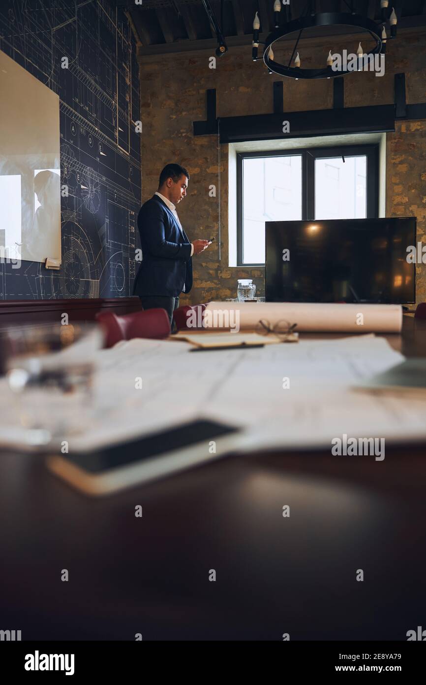 Office worker reading an email on his mobile device Stock Photo - Alamy