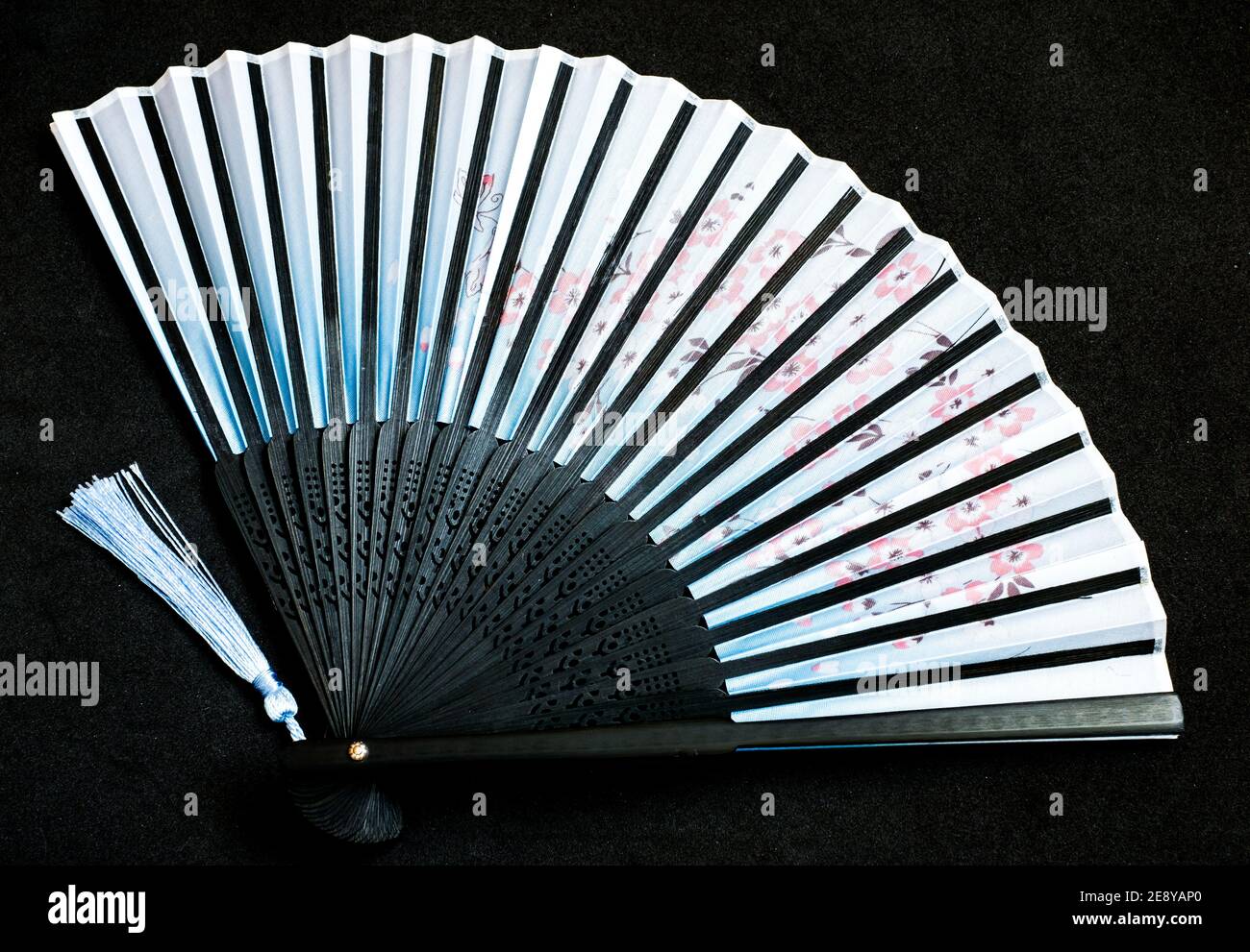 Asian woman traditional dress wind hi-res stock photography and images ...