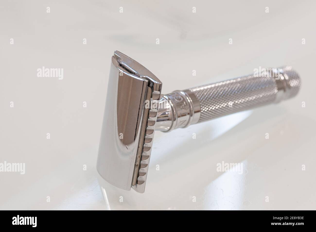 Razorblade hi-res stock photography and images - Alamy