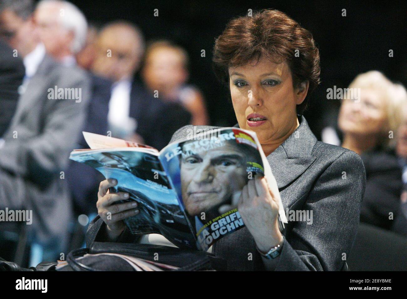 Lire un magazine seul hi-res stock photography and images - Alamy