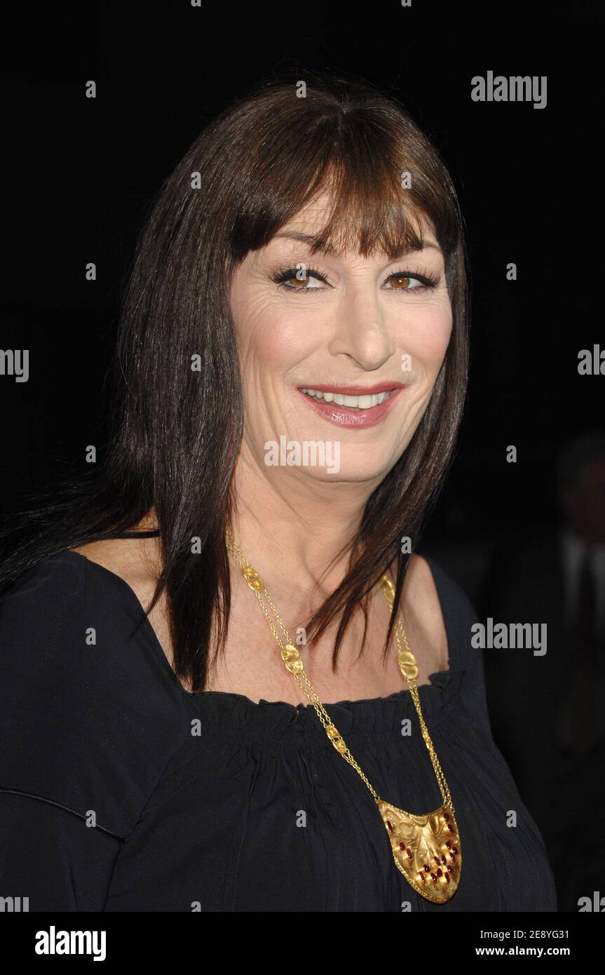 The darjeeling limited angelica huston hi-res stock photography and ...