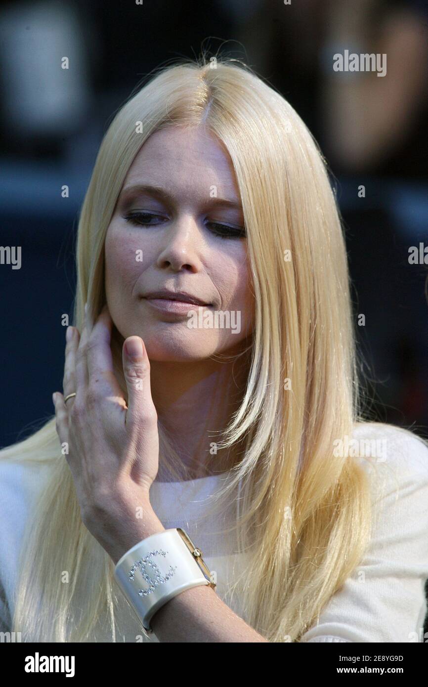 Claudia schiffer runway hi-res stock photography and images - Alamy
