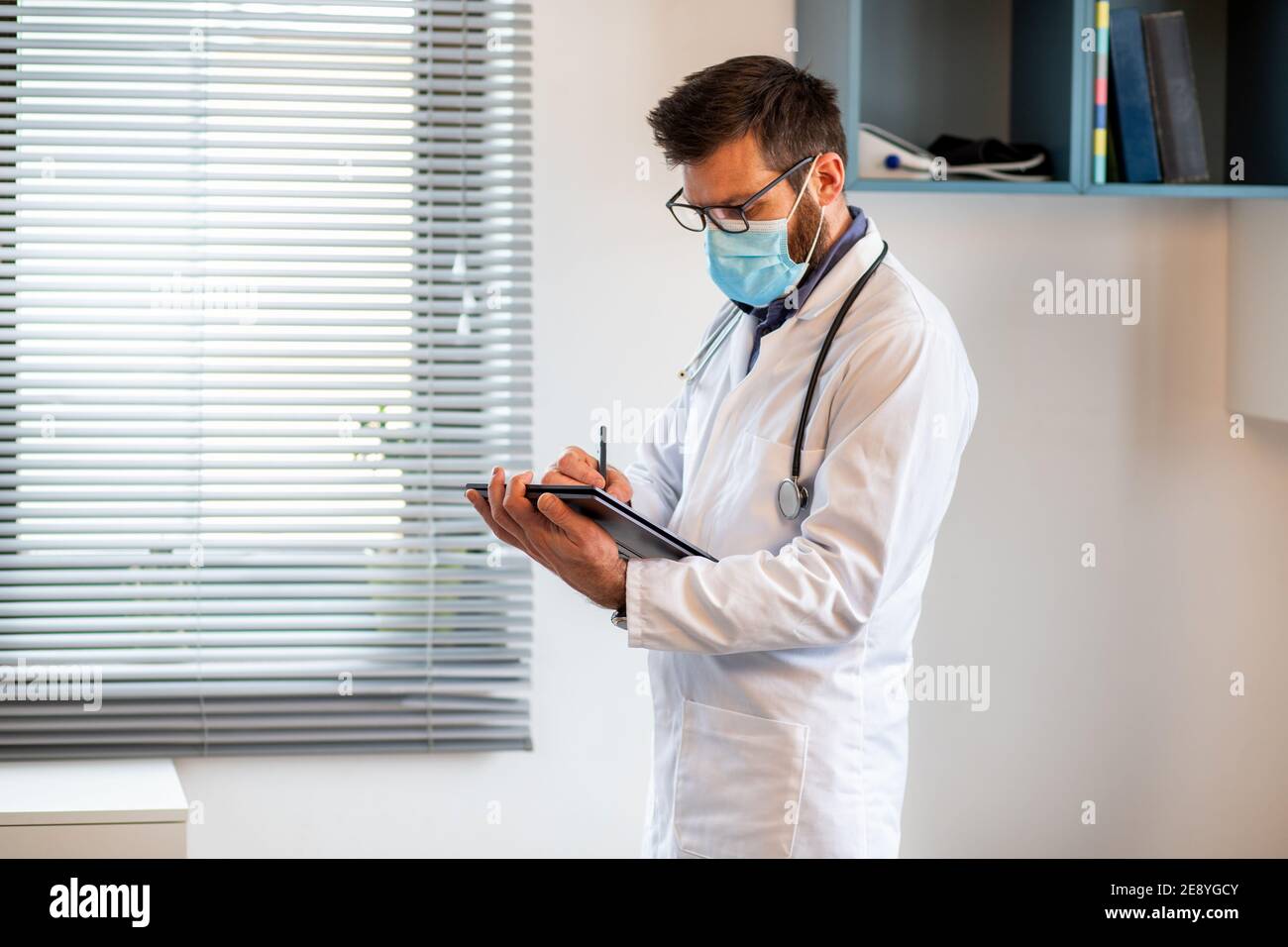 Nurse patient phone tablet hi-res stock photography and images - Alamy