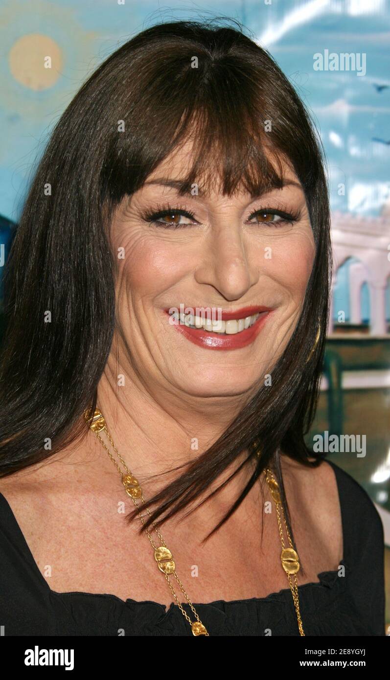 The darjeeling limited angelica huston hi-res stock photography and ...