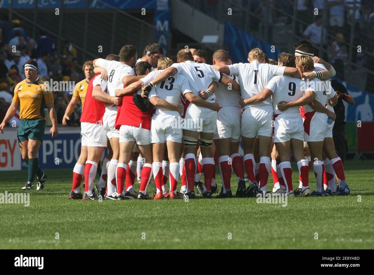 England rugby team huddle hi-res stock photography and images - Alamy