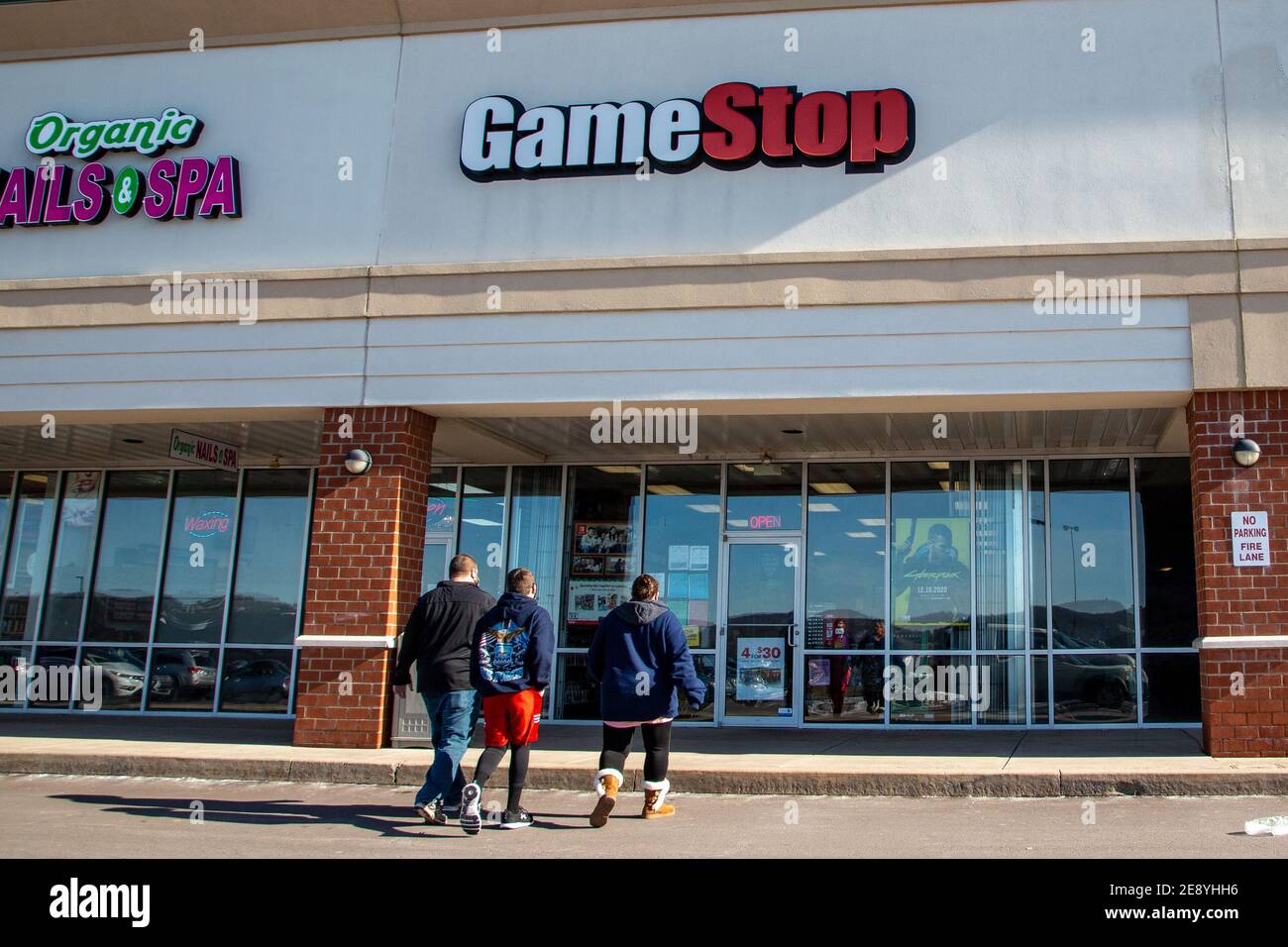 Plaza strip mall storefront store hi-res stock photography and images ...