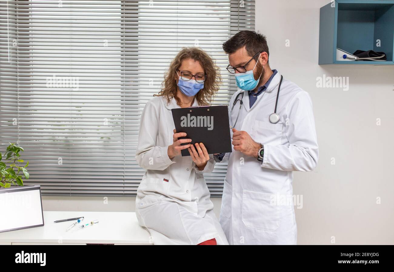Doctor nurse discussing xray hi-res stock photography and images - Alamy
