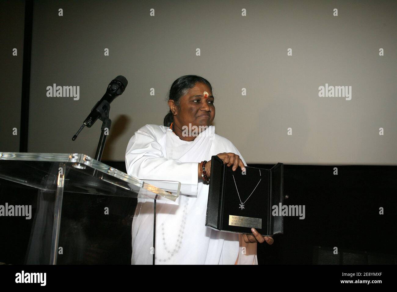 Mata amritanandamayi devi hi-res stock photography and images - Alamy