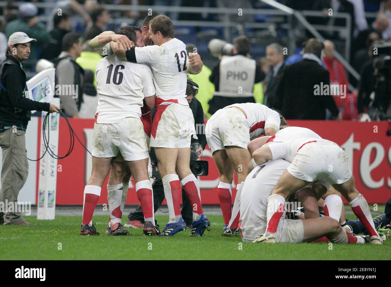 England's players celebrate their victory after the IRB Rugby World Cup ...