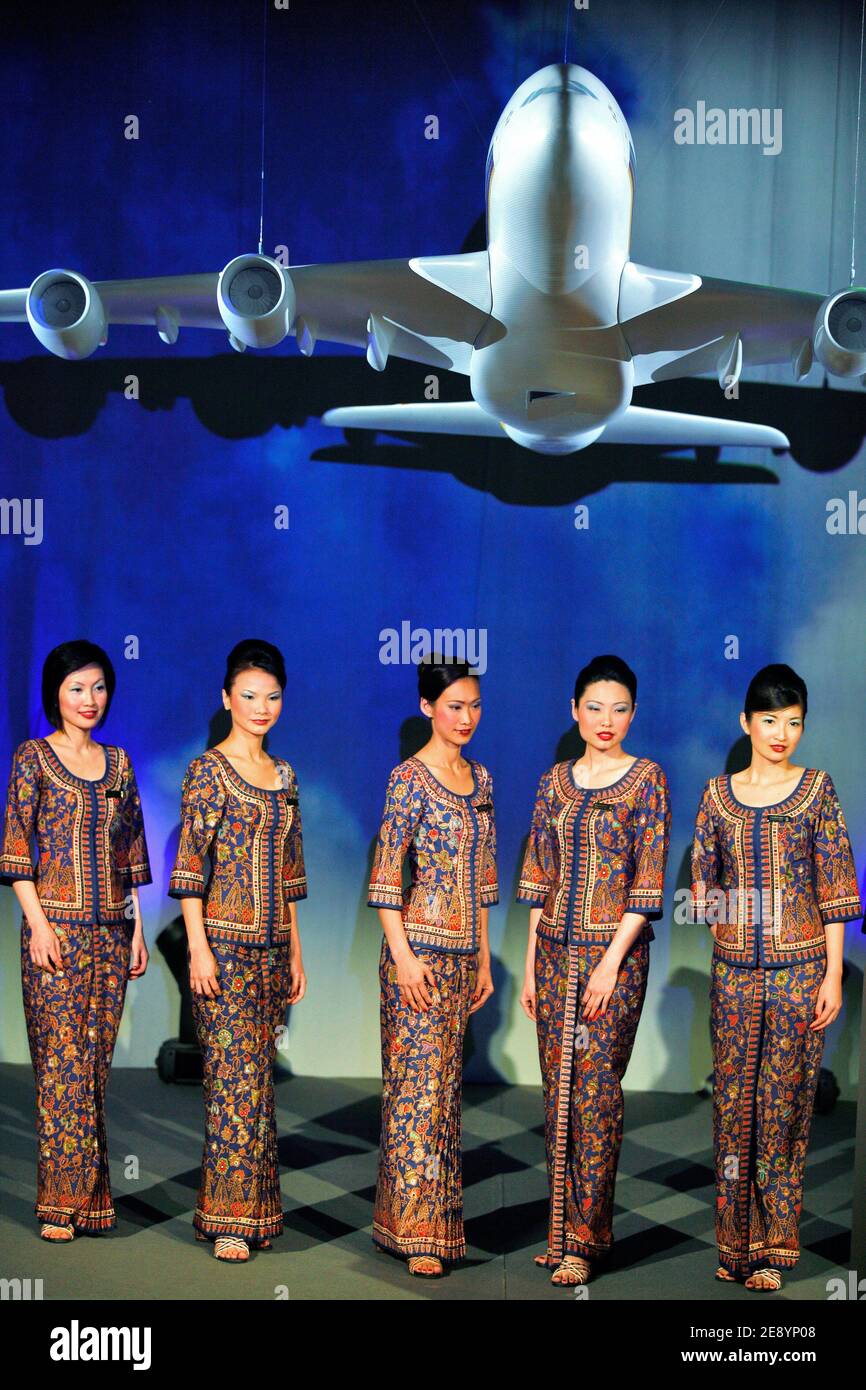Singapore airlines crew hi-res stock photography and images - Alamy