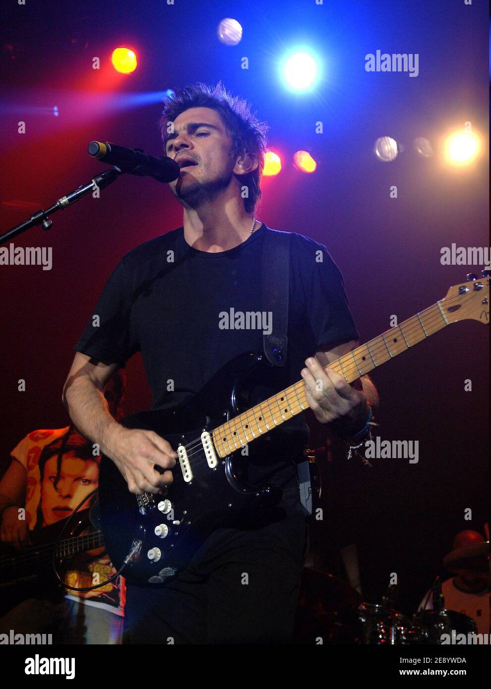 Singer Juanes performs in concert to support his new album La Vida Es ...