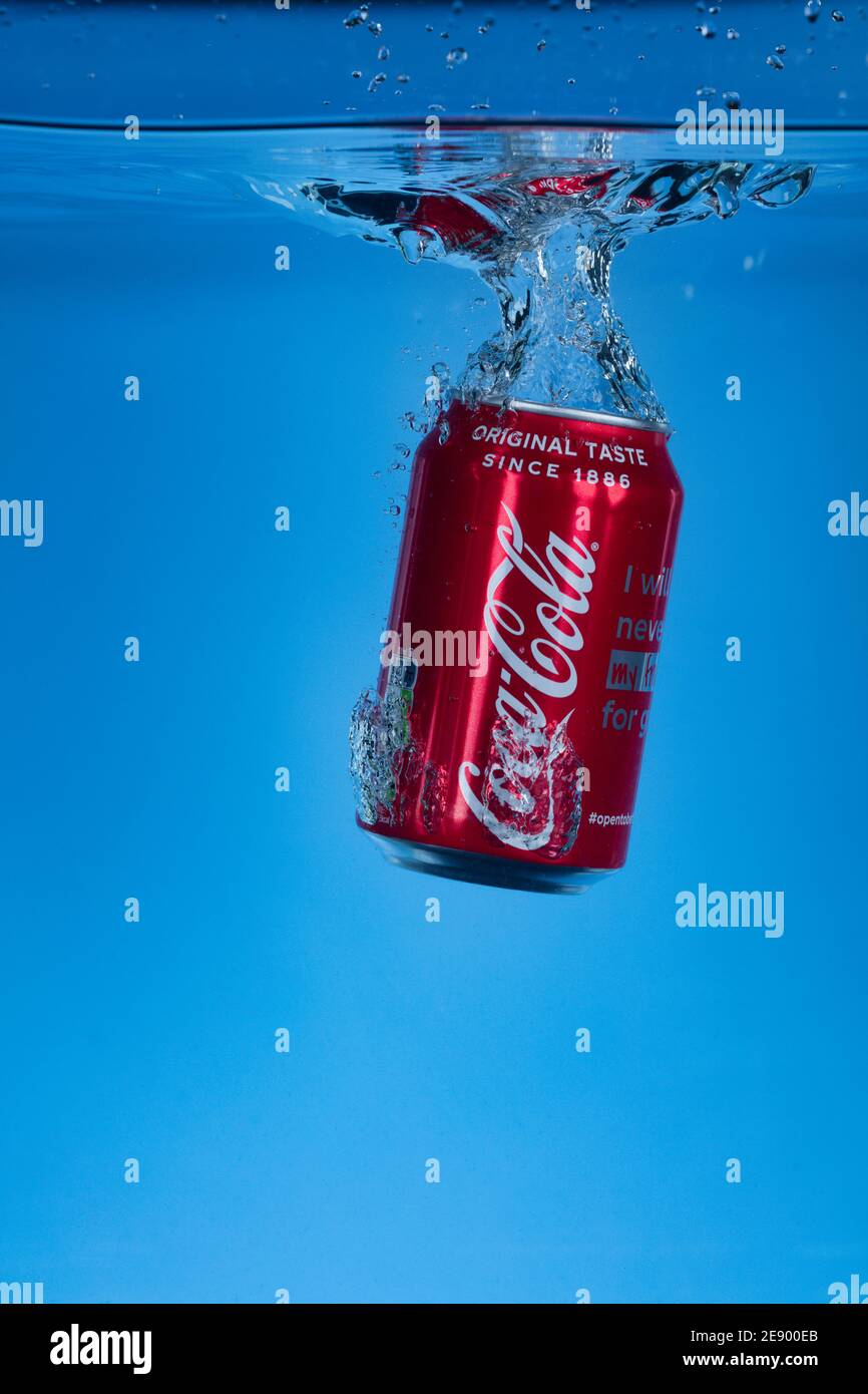 Coca cola can splash hi-res stock photography and images - Alamy
