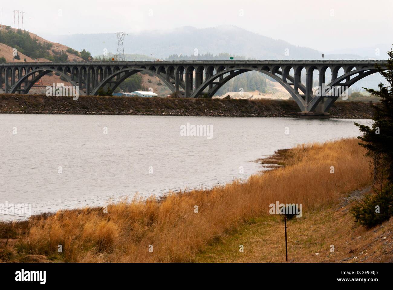 Patterson memorial bridge highway 101 hi-res stock photography and ...