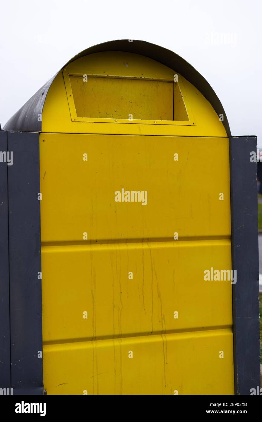 Yellow and black Recycling bin Stock Photo - Alamy