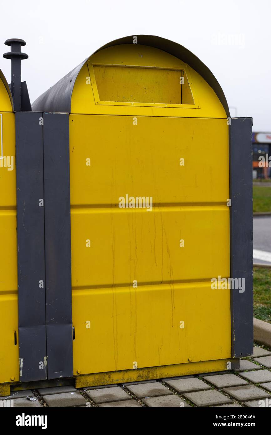 Yellow and black Recycling bin Stock Photo - Alamy