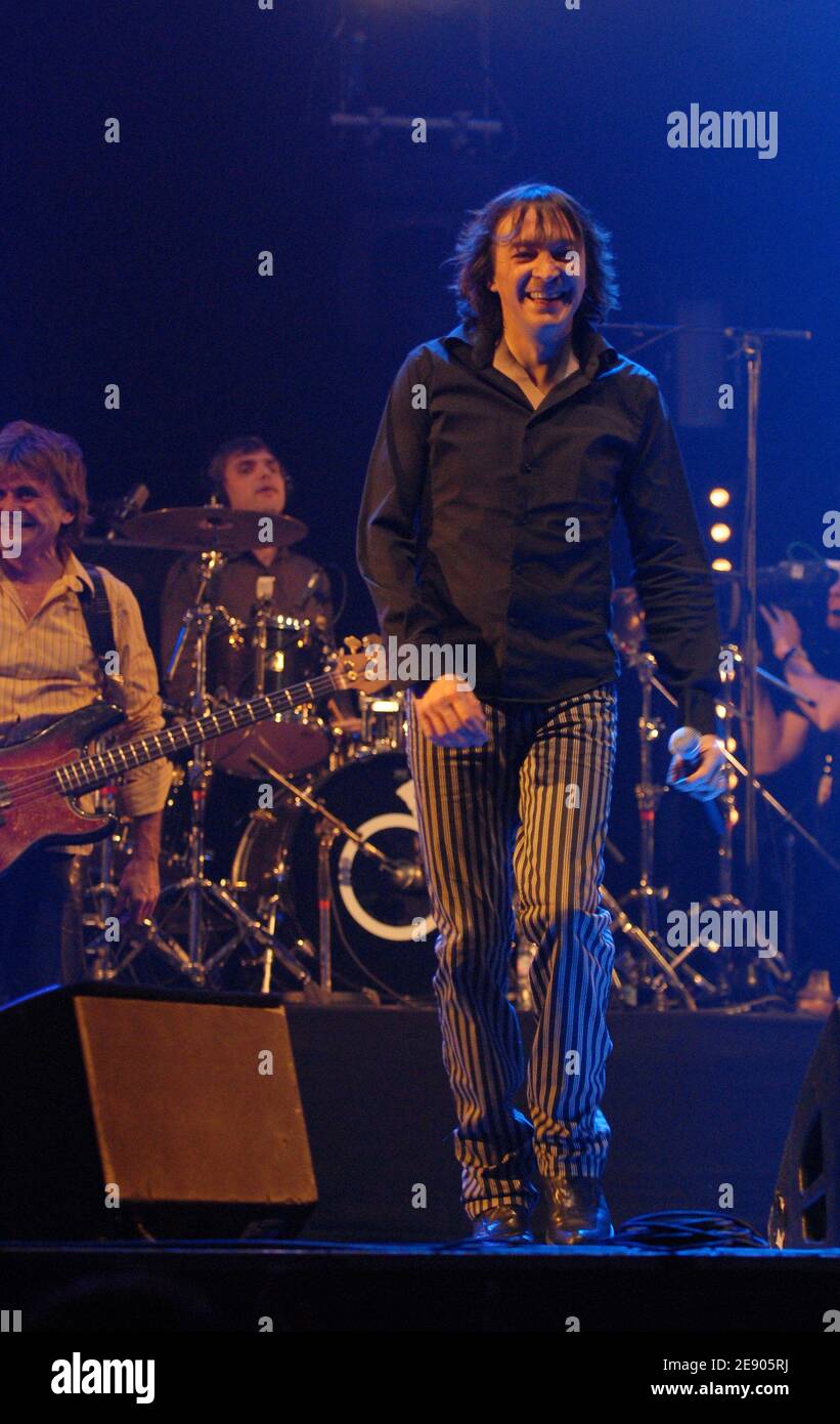 Singer Cali performs live on stage during the 'Prix Constantin 2007 ...