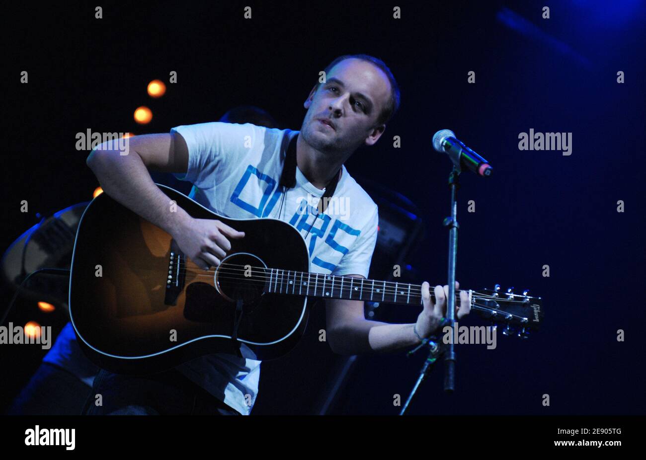 Ours chanteur hi-res stock photography and images - Alamy