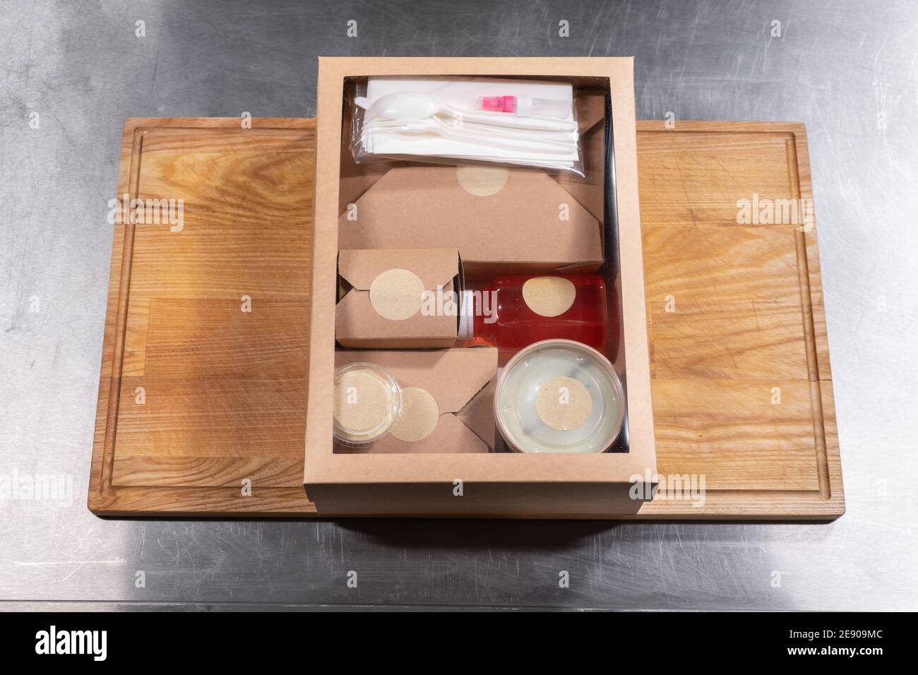 top view of kraft paper food containers with meal for delivery Stock ...