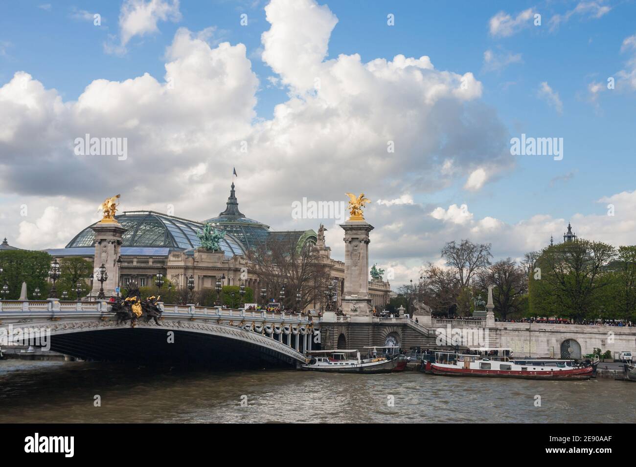 View of the promenade of Paris, the bridge and tourist ships Stock ...