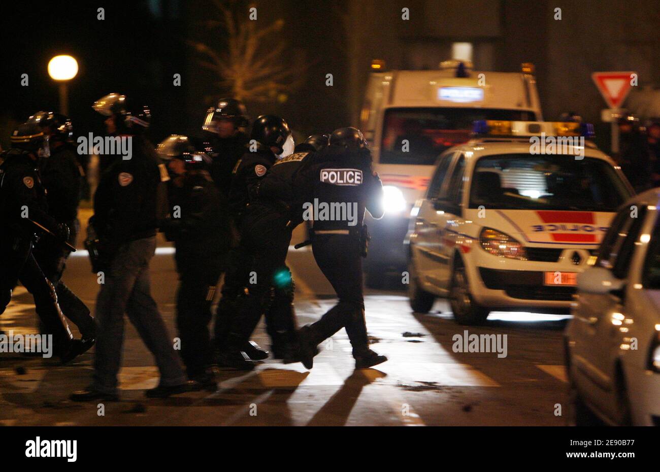 France banlieue riot hi-res stock photography and images - Alamy