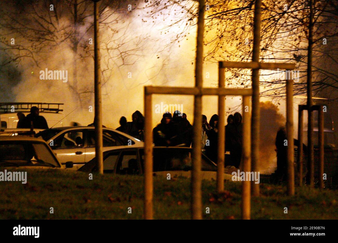 France banlieue riot hi-res stock photography and images - Alamy