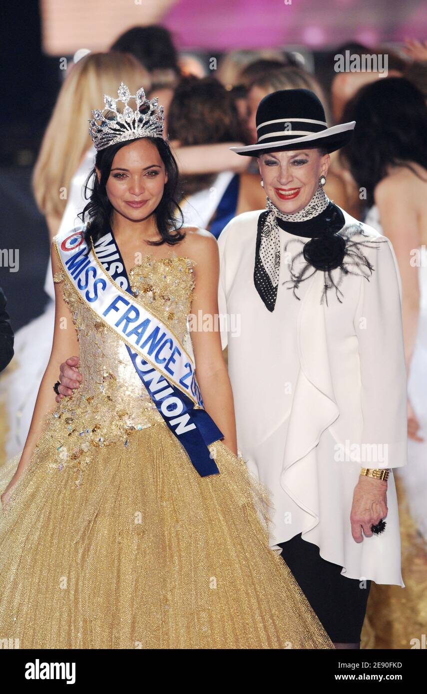 Miss Reunion Valerie Begue is crowned Miss France 2008 by Mrs Genevieve ...