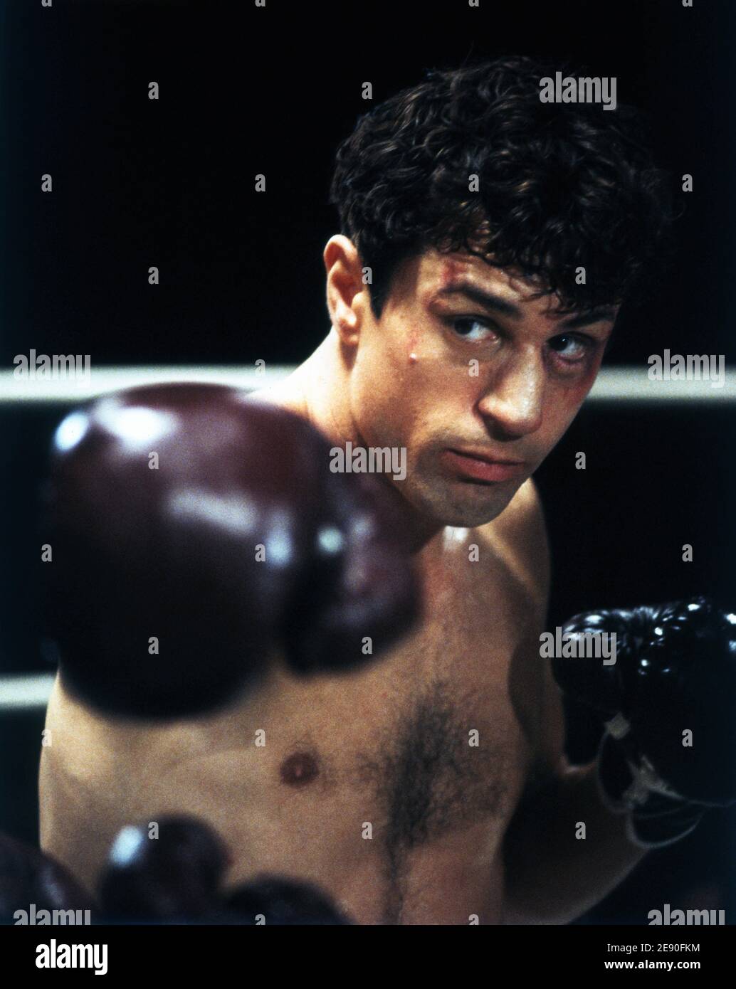 ROBERT DE NIRO as Jake LaMotta in RAGING BULL director MARTIN SCORSESE Chartoff - Winkler ...