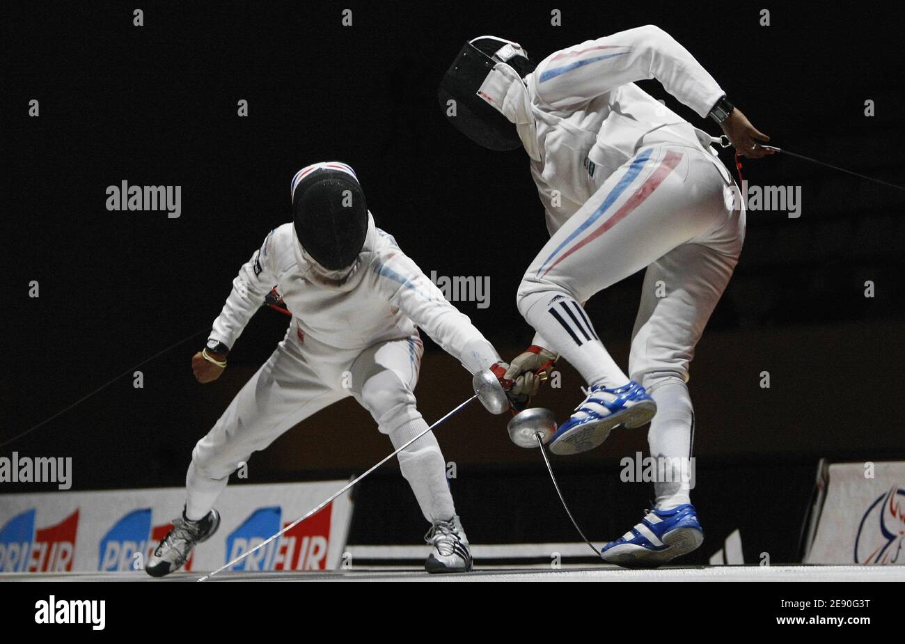 France's Laura Flessel-Colovic (L) duels with Sarah Daninthe at the ...